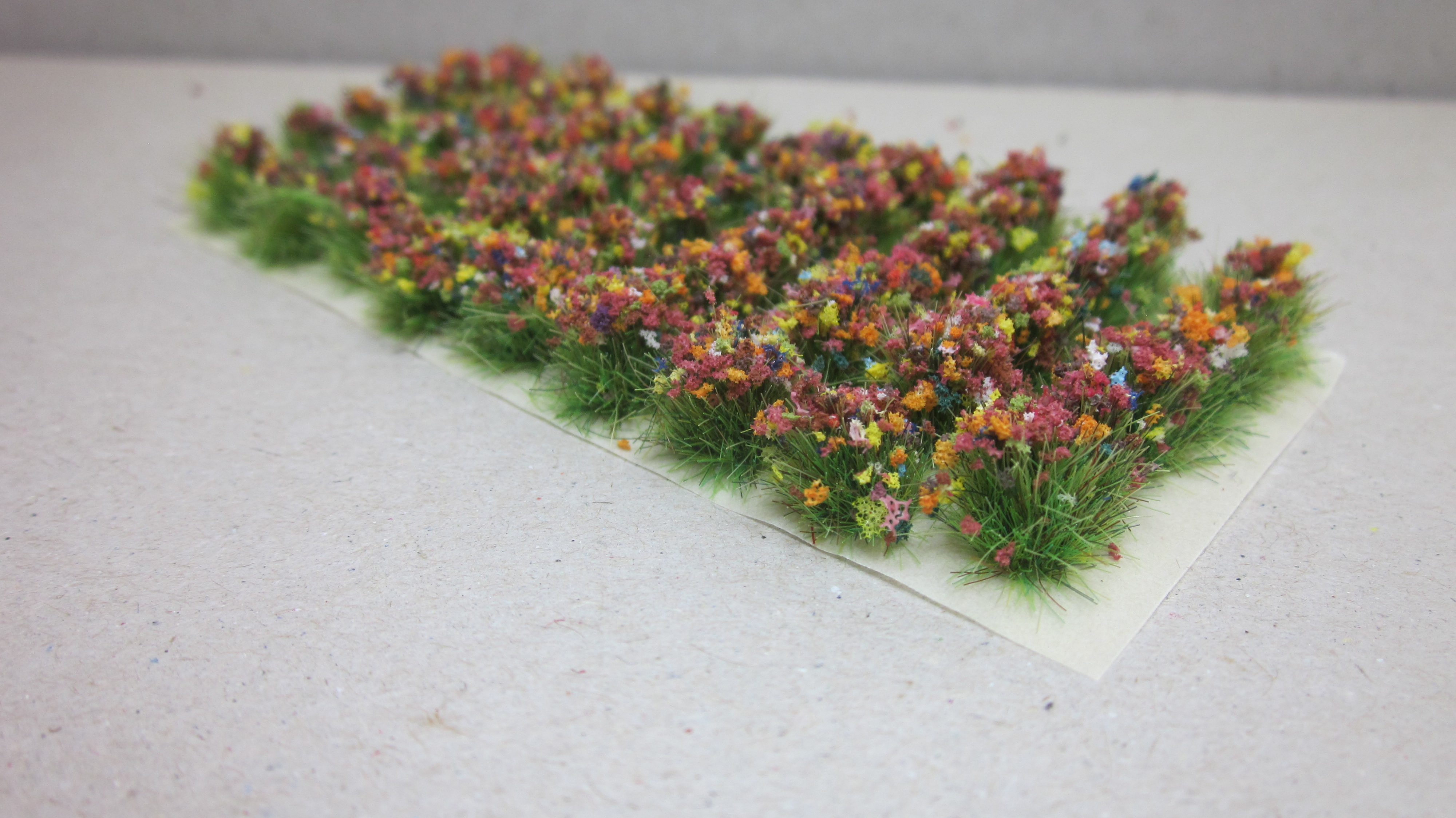 100 mixed flower tufts 2 – Model Railway Bits
